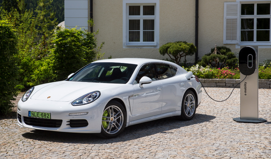 Magyar elektromobilitás: luxusterepjárók és benzintemetők zöld rendszámmal!